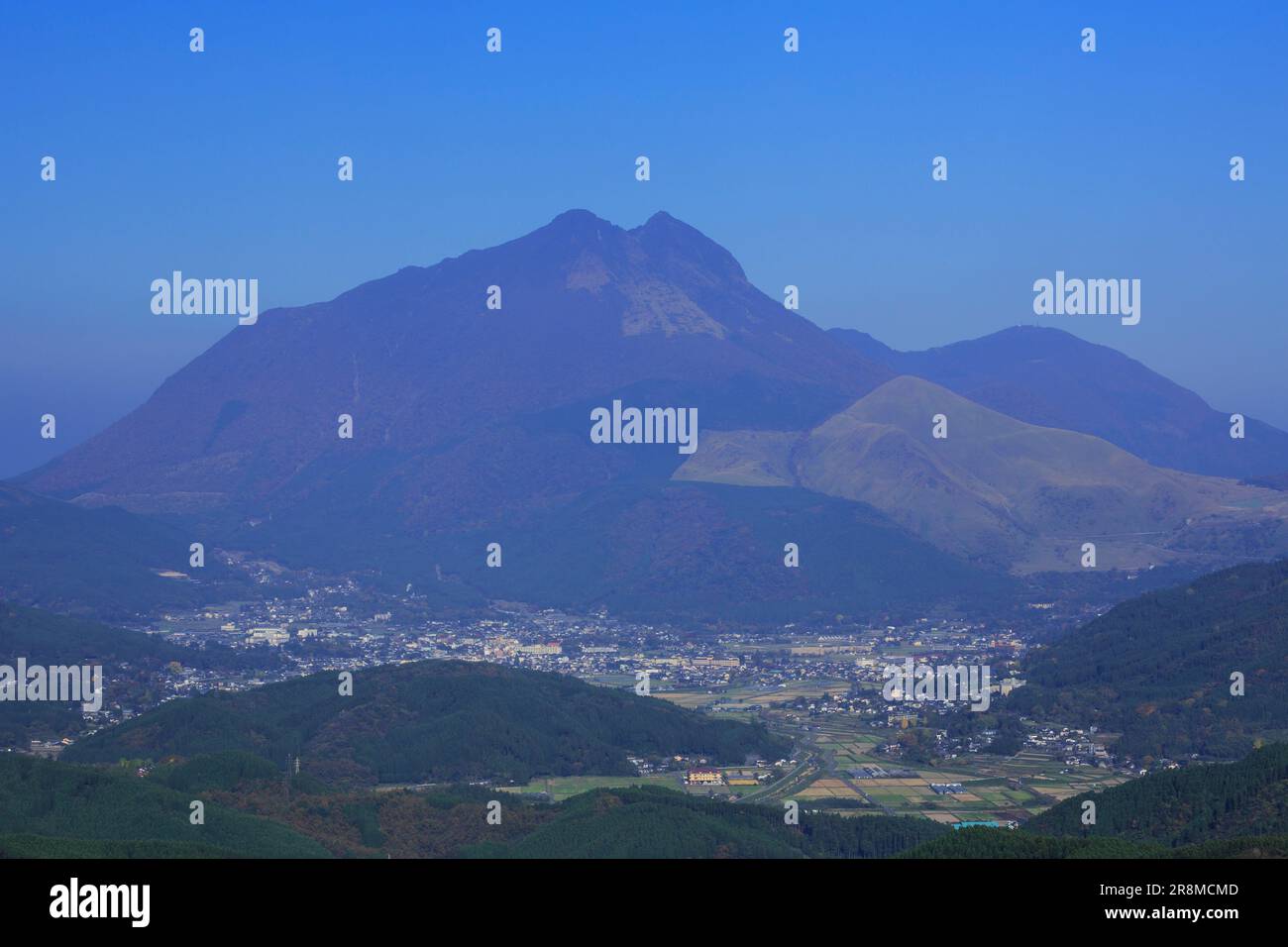 Mt.Yufu and streets of Yufuin Stock Photo - Alamy