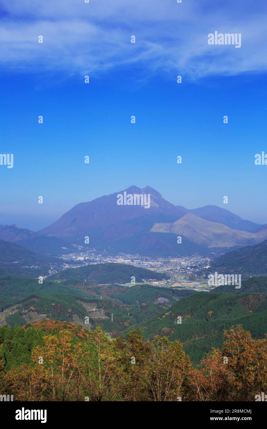 Mt yufu yufuin yufuin oita hi-res stock photography and images - Alamy
