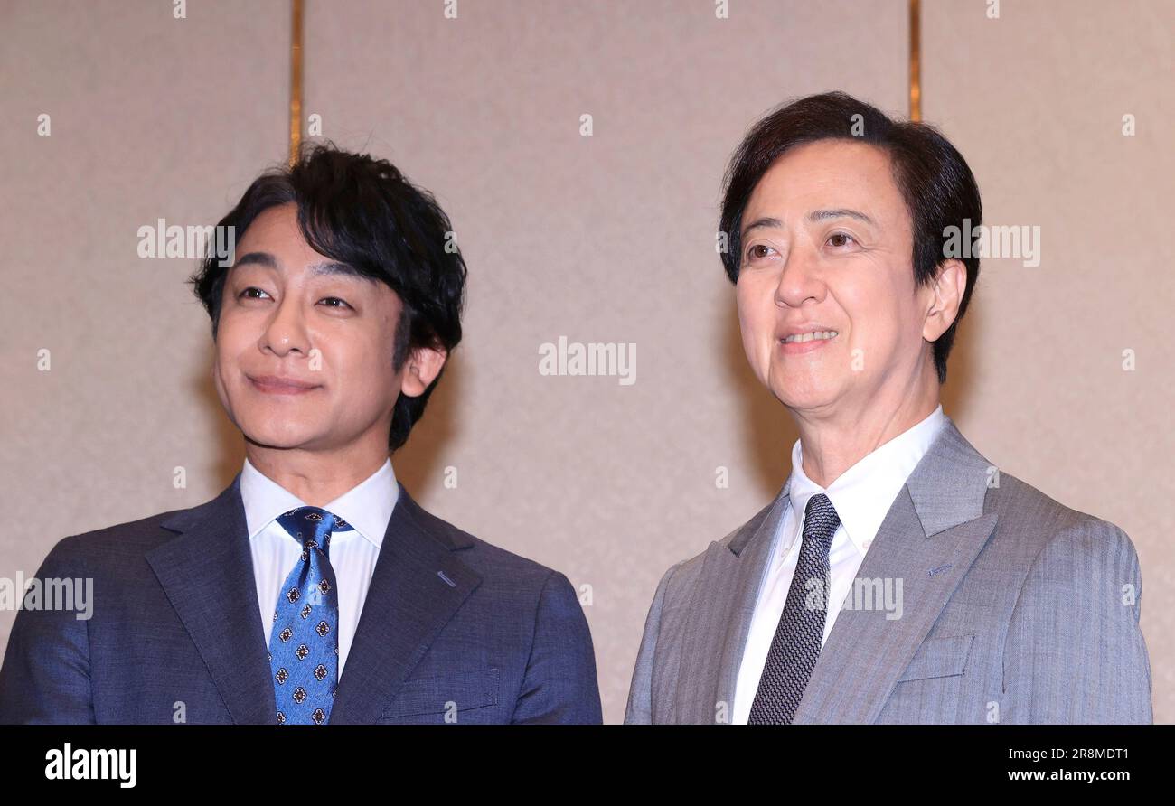 Kabuki actors Kataoka Ainosuke (L) and Bandō Tamasaburō pose for a ...