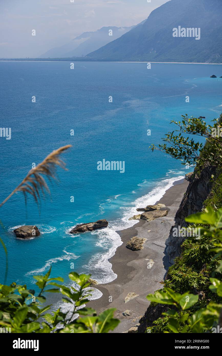 Stunning view reveals the grandeur of the cliffs at Taiwan southeast ...