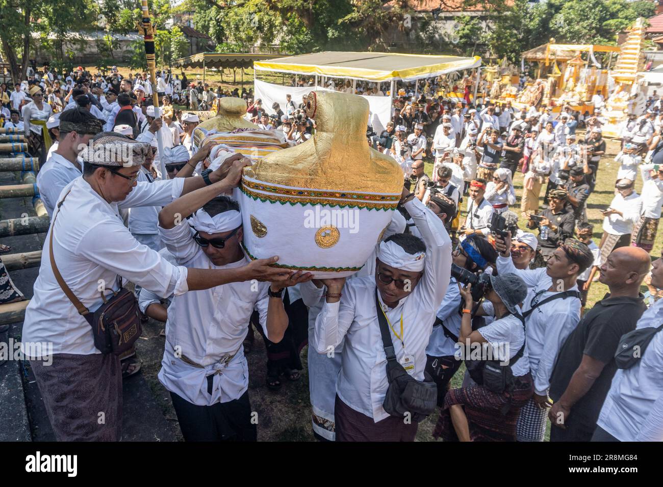 Denpasar, Indonesia. 21st June, 2023. Family and relatives carry the ...