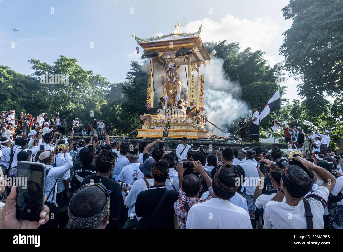 Denpasar, Indonesia. 21st June, 2023. People flock around the cremation ...