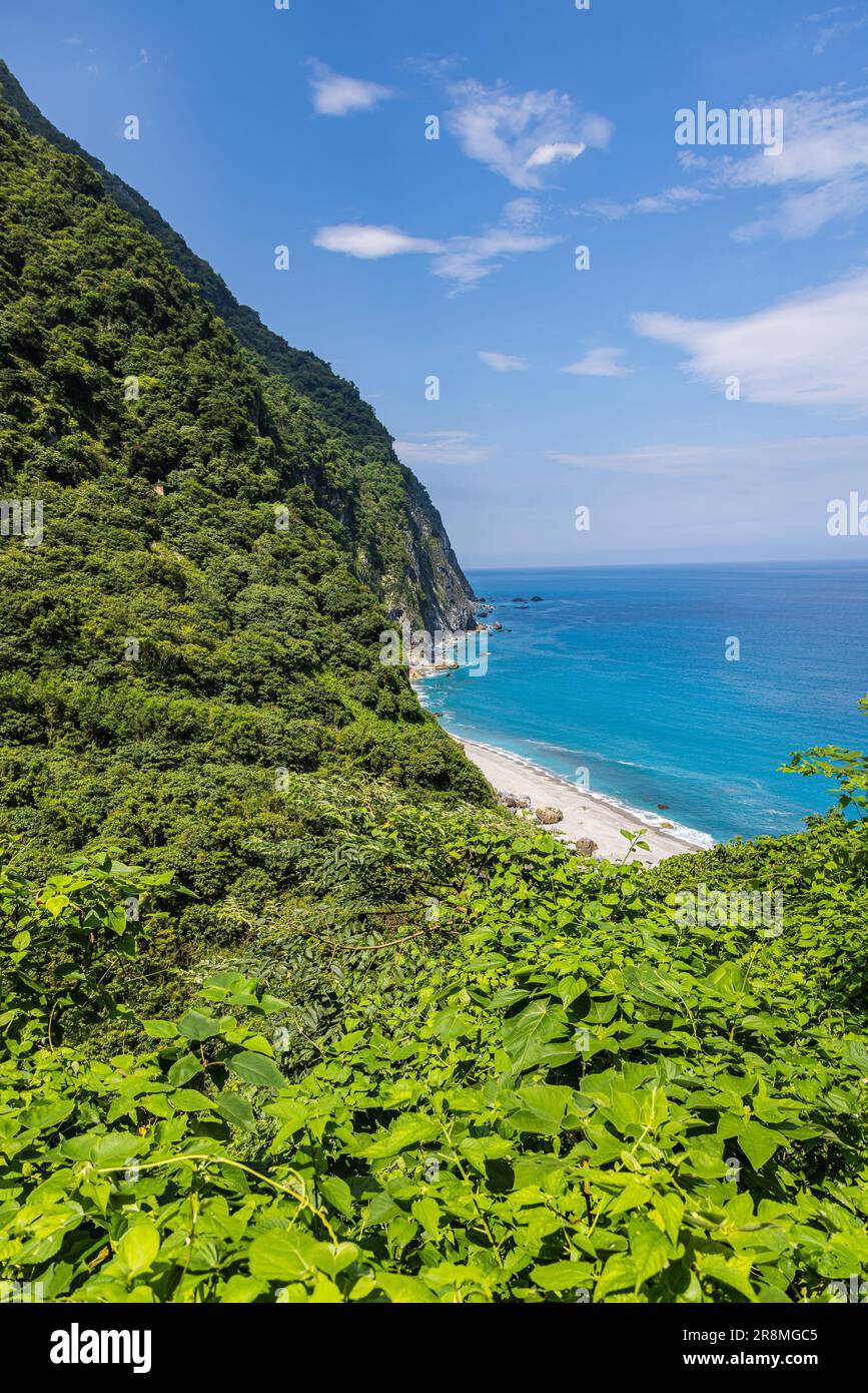 Stunning view reveals the grandeur of the cliffs at Taiwan southeast ...