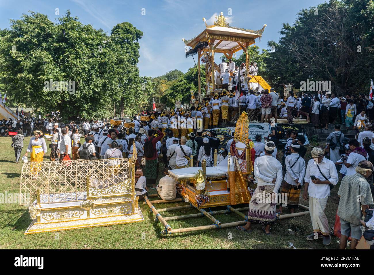 Denpasar, Indonesia. 21st June, 2023. People flock around the cremation ...