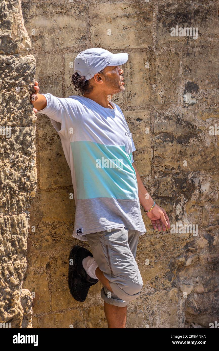 Man leaning on wall smoking hi-res stock photography and images - Alamy