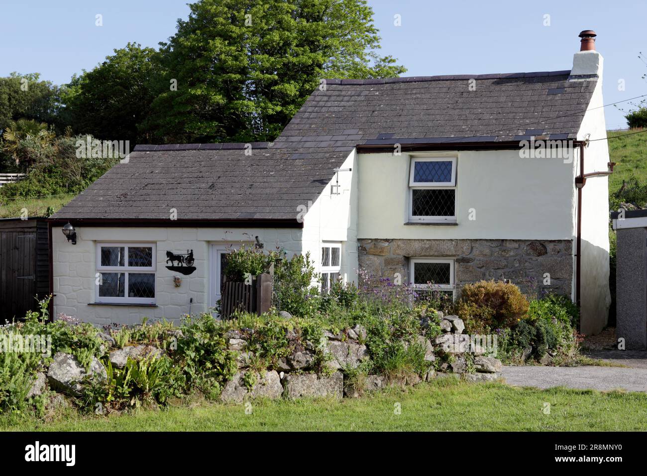 Detached rendered cornish cottage hi-res stock photography and images ...