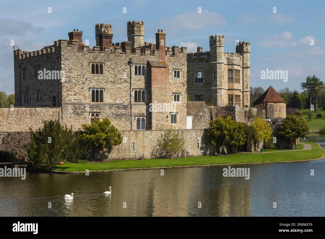 England, Kent, Maidstone, Leeds Castle and Lake Stock Photo - Alamy