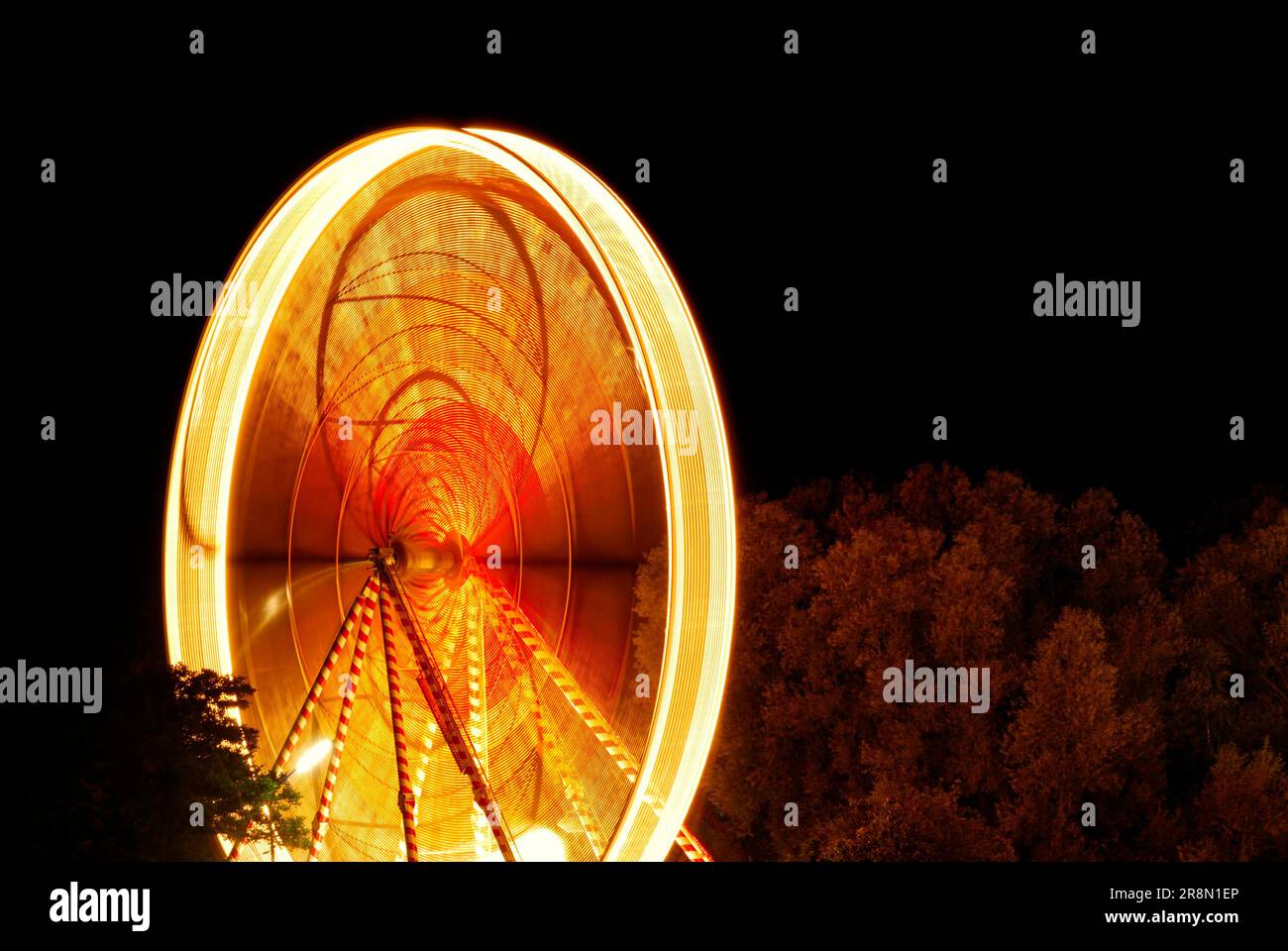 Spinning ferris wheel at night (long exposure Stock Photo - Alamy