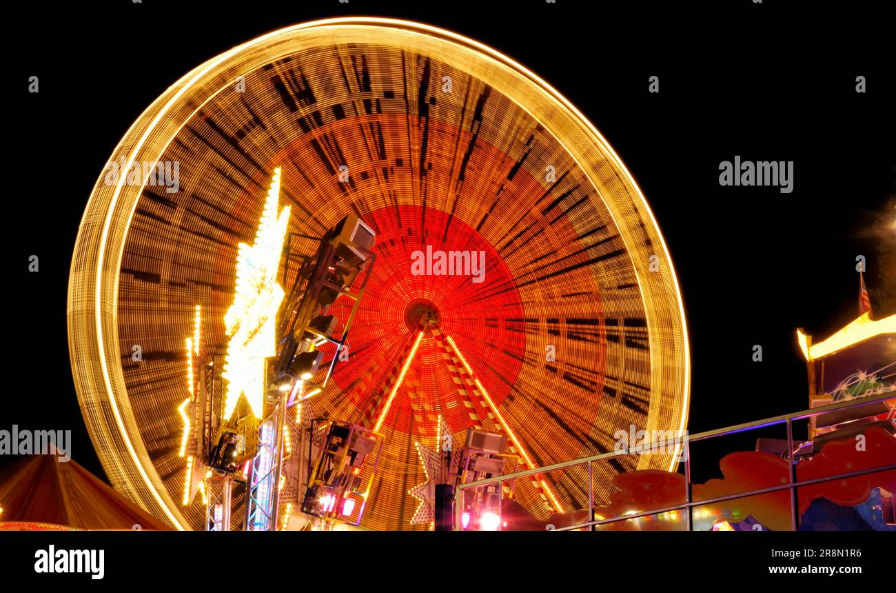 Spinning ferris wheel at night (long exposure Stock Photo - Alamy