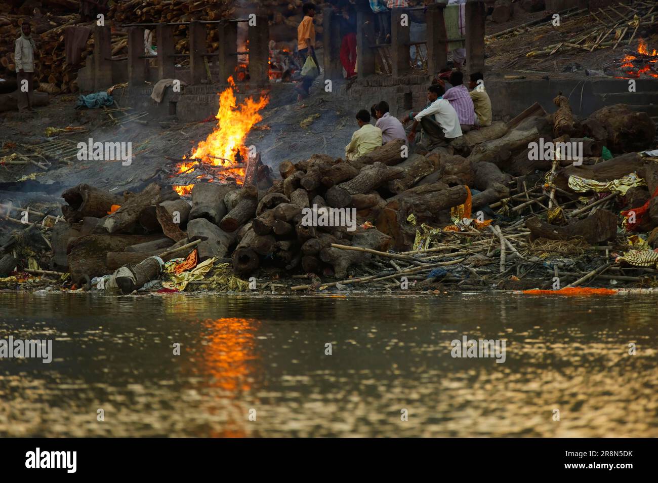 Ritual cremation at Manikarnika Ghat, Varanasi, Benares, Uttar Pradesh ...