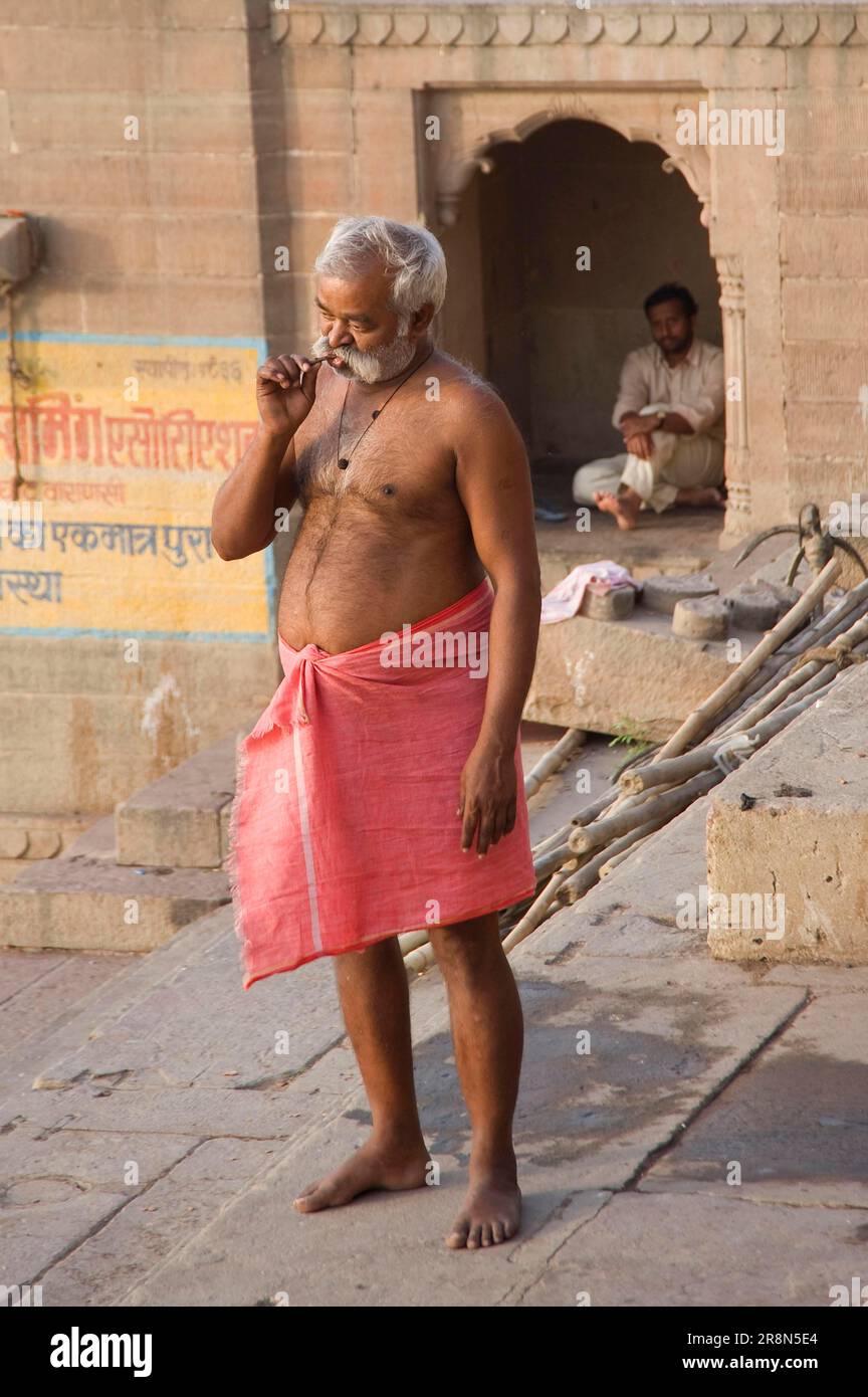 Indian brushing his teeth, at a ghat, Varanasi, Benares, Uttar Pradesh ...