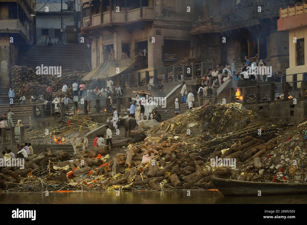 Ritual cremation at Manikarnika Ghat, Varanasi, Benares, Uttar Pradesh ...