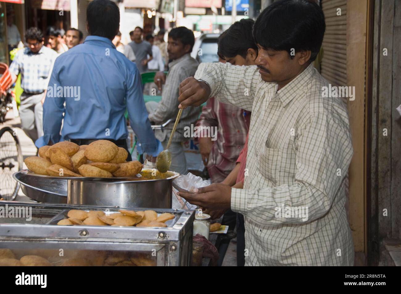 Indian selling food, Chandni Chowk Bazaar, Delhi, India Stock Photo - Alamy