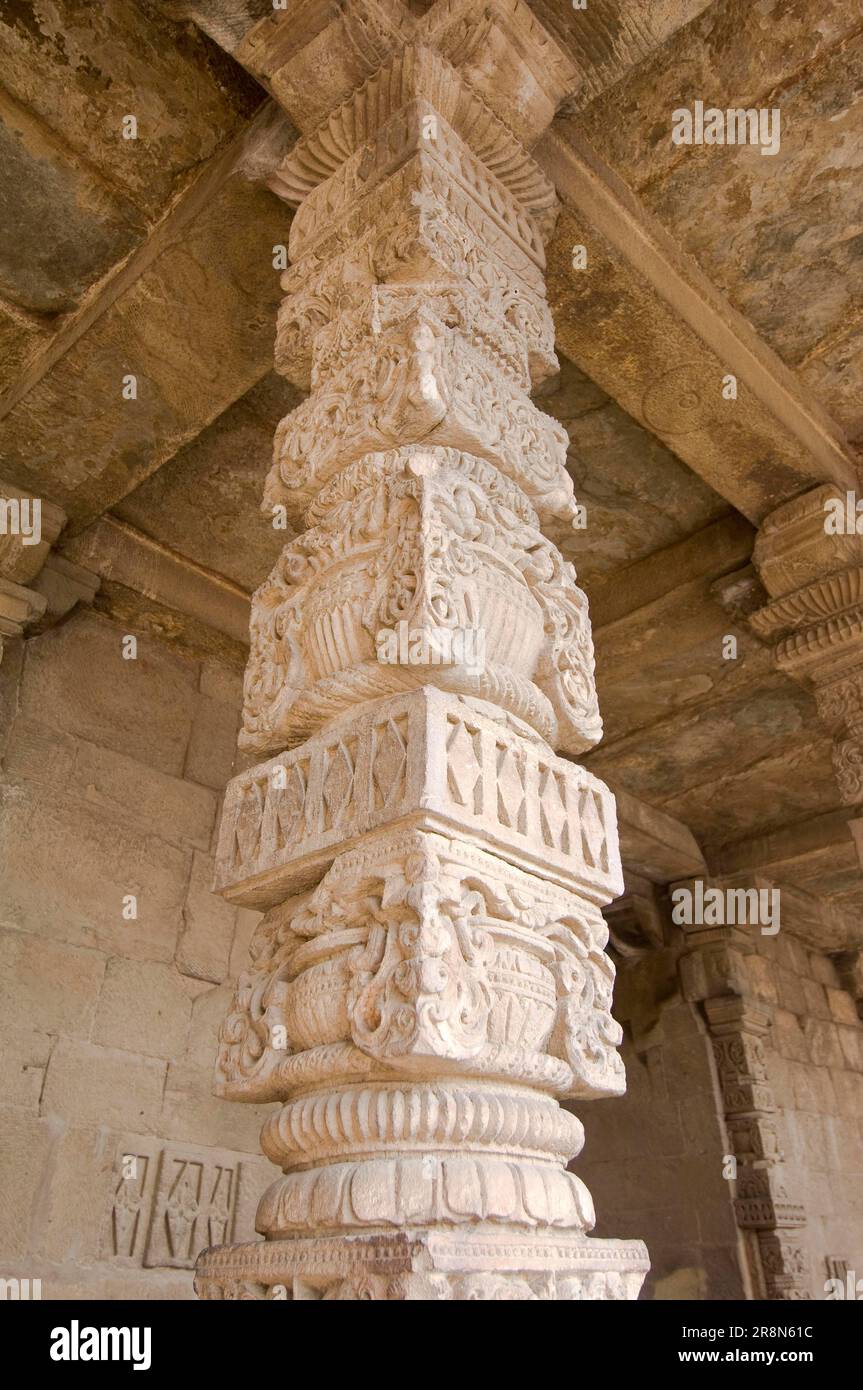Columns decorated with Hindu motifs, Quwwat-al-Islam Mosque, Qutb ...