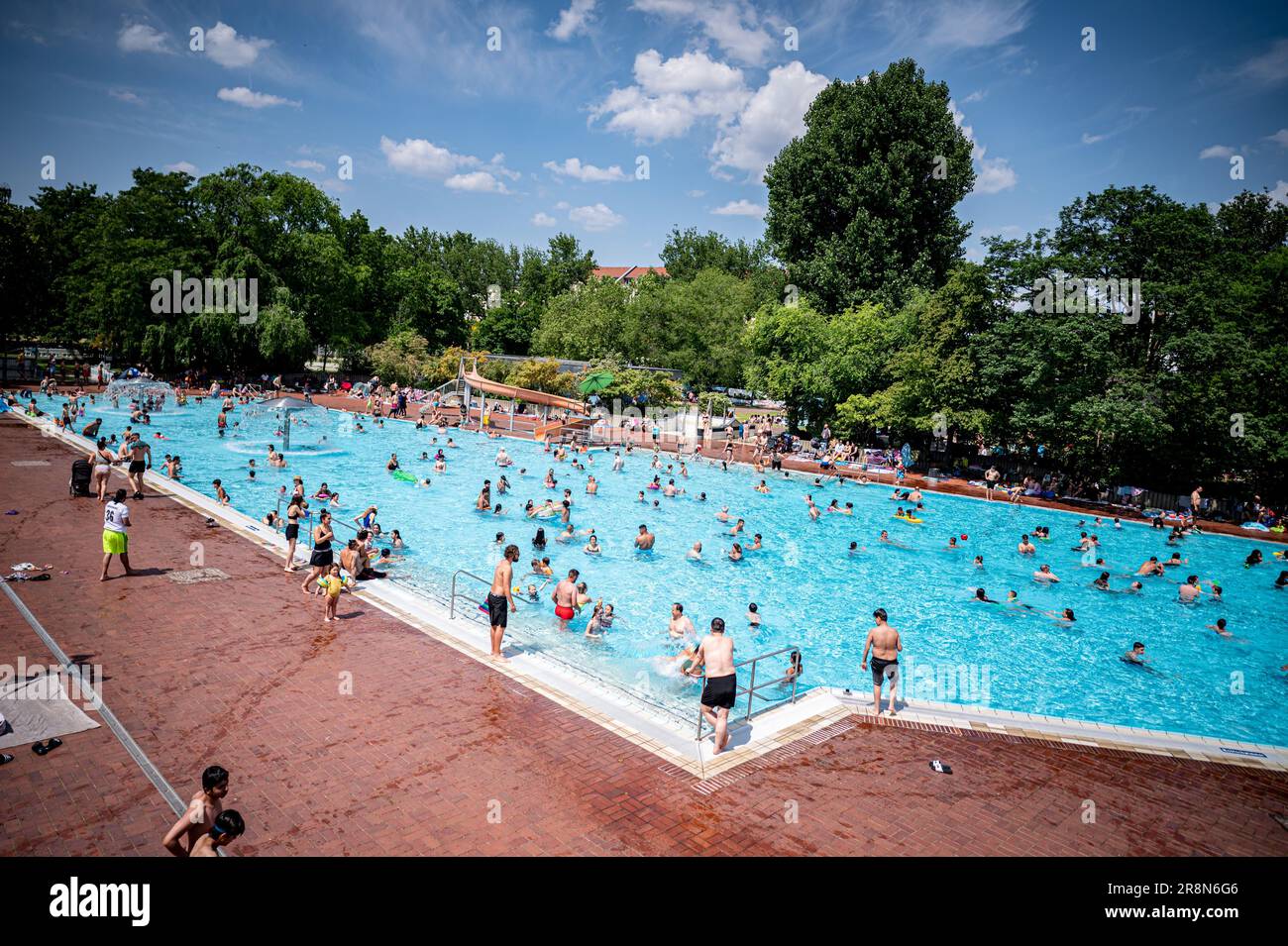 11 June 2023, Berlin: Many people spend the summer warm day in the ...