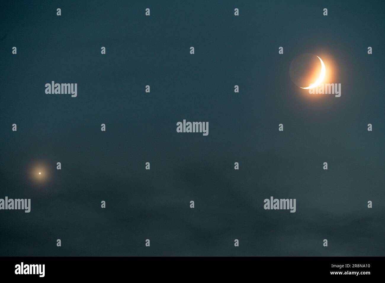 Summer solstice Venus and moon align in rare moment Stock Photo - Alamy
