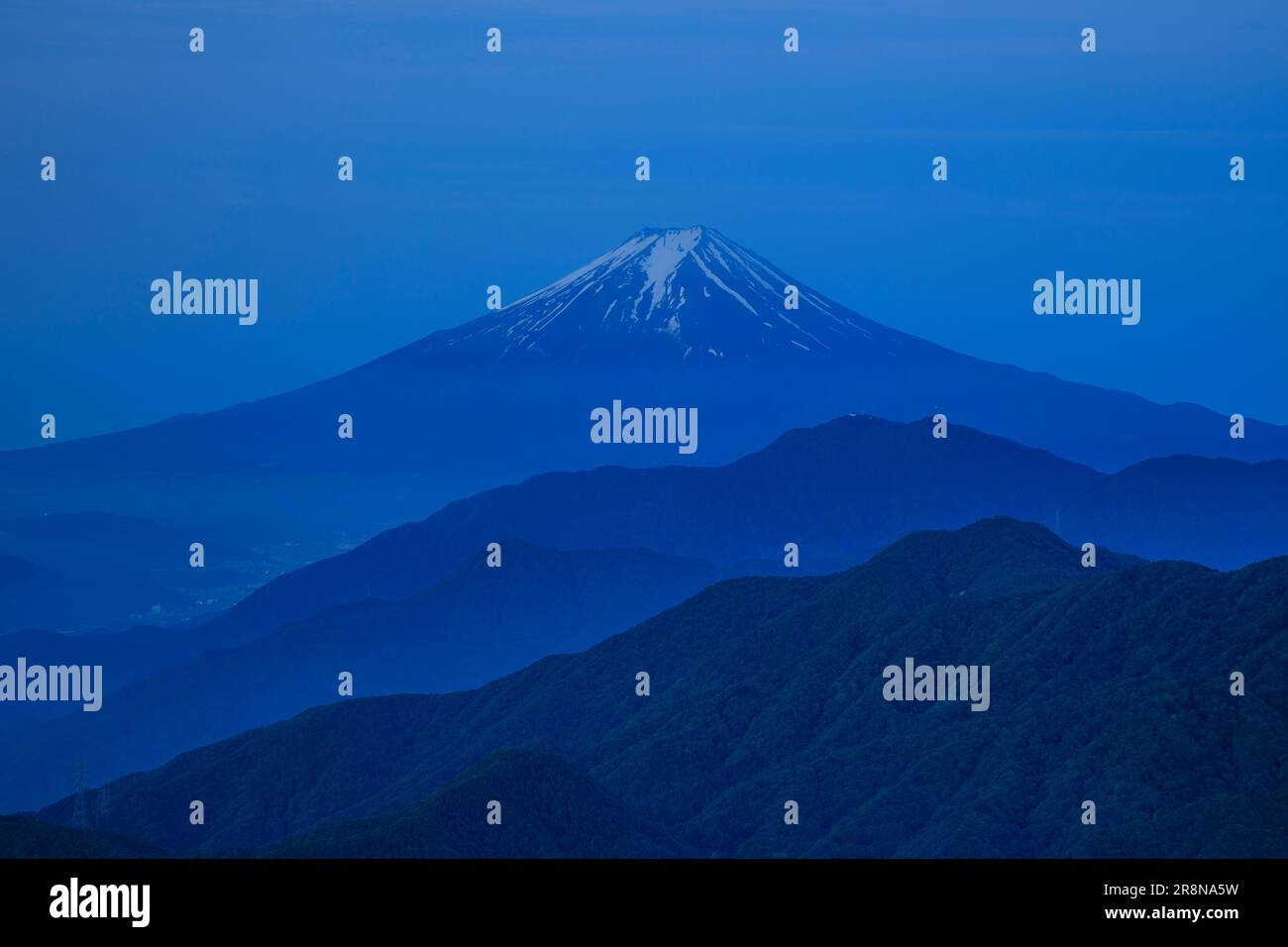 Mount Fuji in front of a sunrise Stock Photo - Alamy