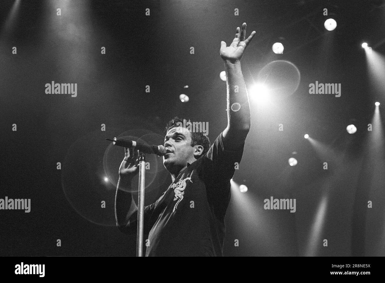 Robbie williams live 1998 hi-res stock photography and images - Alamy
