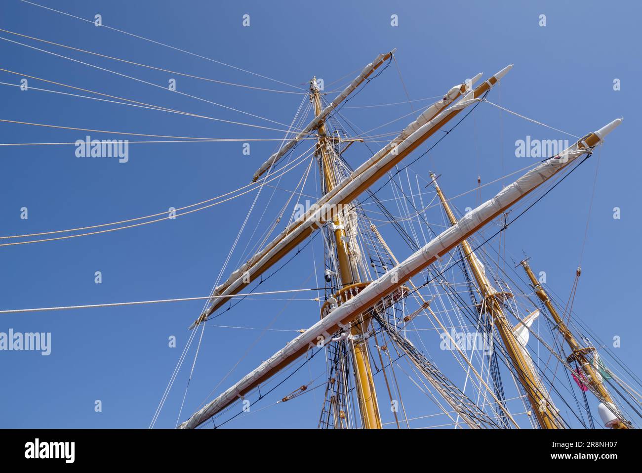 Ship mast over blue hi-res stock photography and images - Alamy