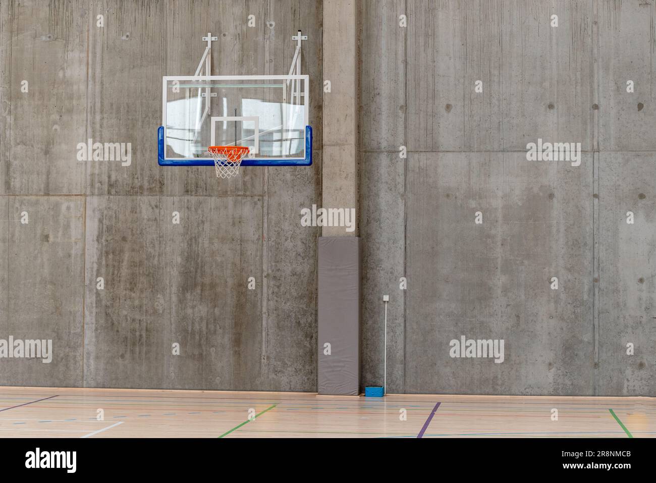 Basketball stadium court interior hi-res stock photography and images ...
