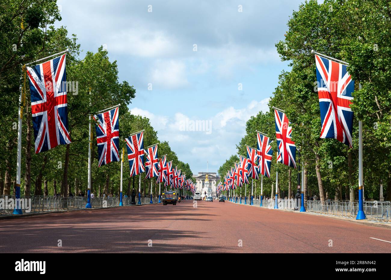 Buckingham palace union jacks hi-res stock photography and images - Alamy