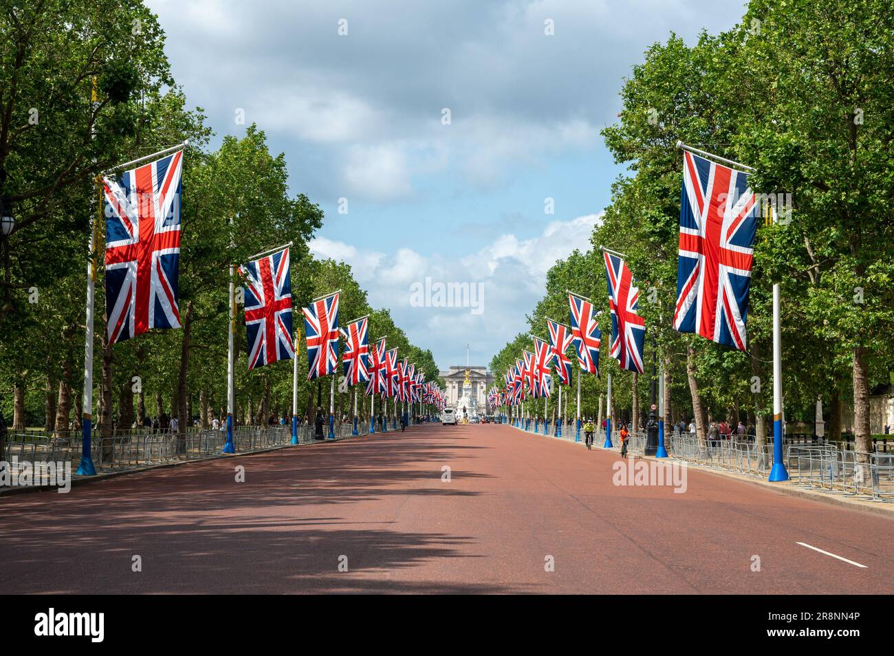 Buckingham palace union jacks hi-res stock photography and images - Alamy