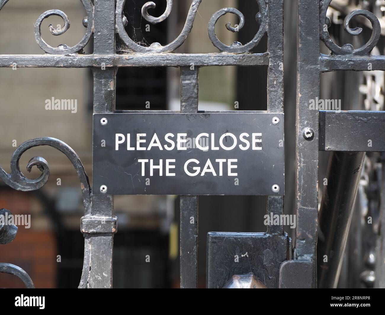 please close the gate sign on a fence gate Stock Photo - Alamy