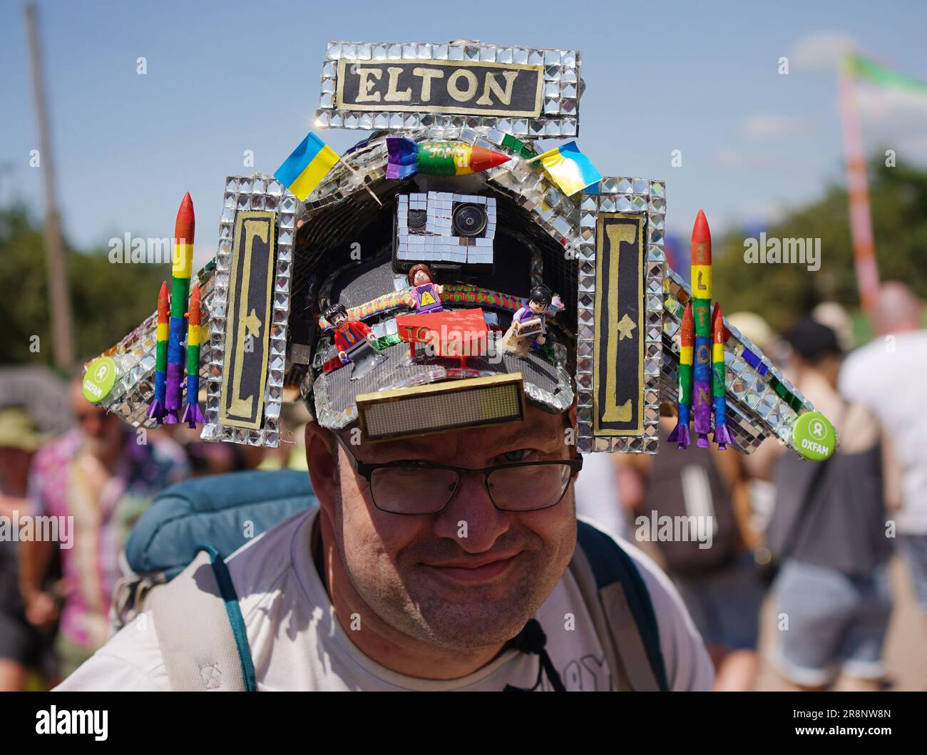 Pyramid stage hat glastonbury hi-res stock photography and images - Alamy