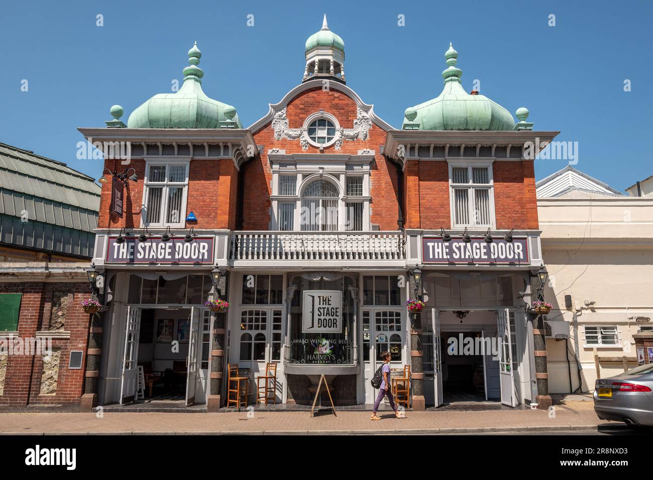 Stage door pub hi-res stock photography and images - Alamy