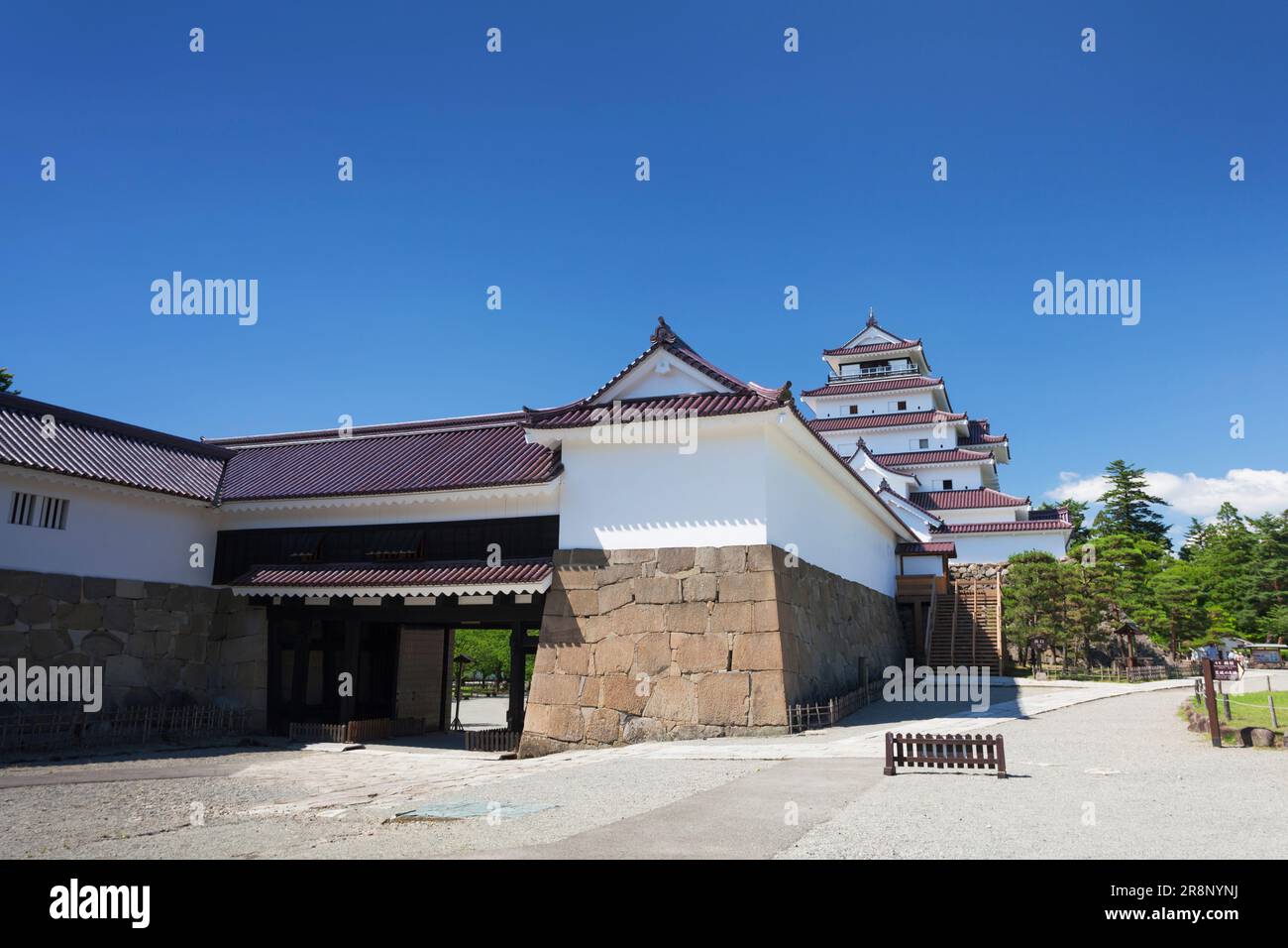 Main castle gates hi-res stock photography and images - Alamy