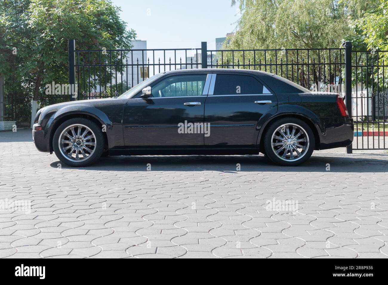 Chrysler 300C (First generation, 2005–2010), side view Stock Photo - Alamy