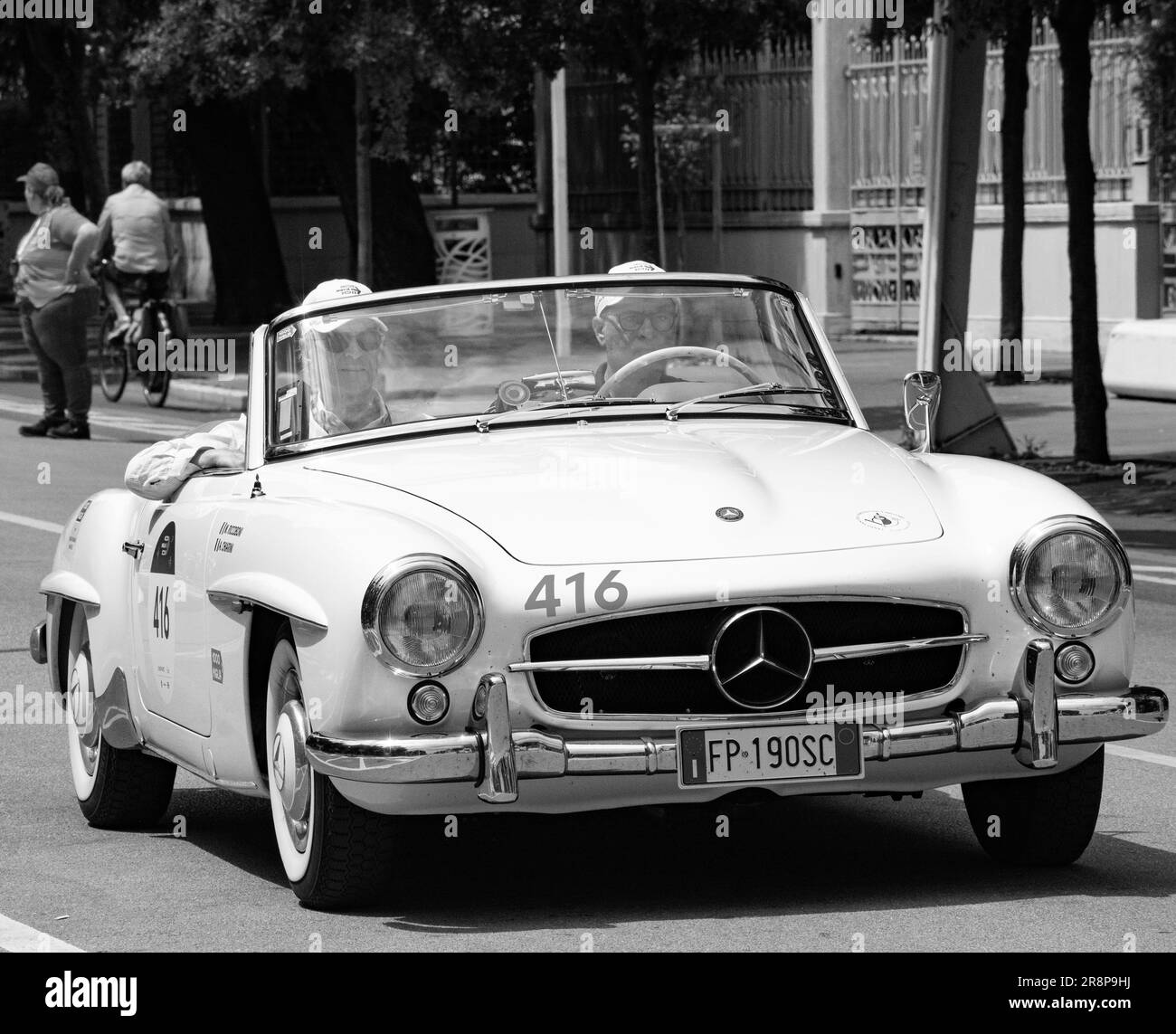 Mercedes benz 190 sl convertible Black and White Stock Photos & Images ...