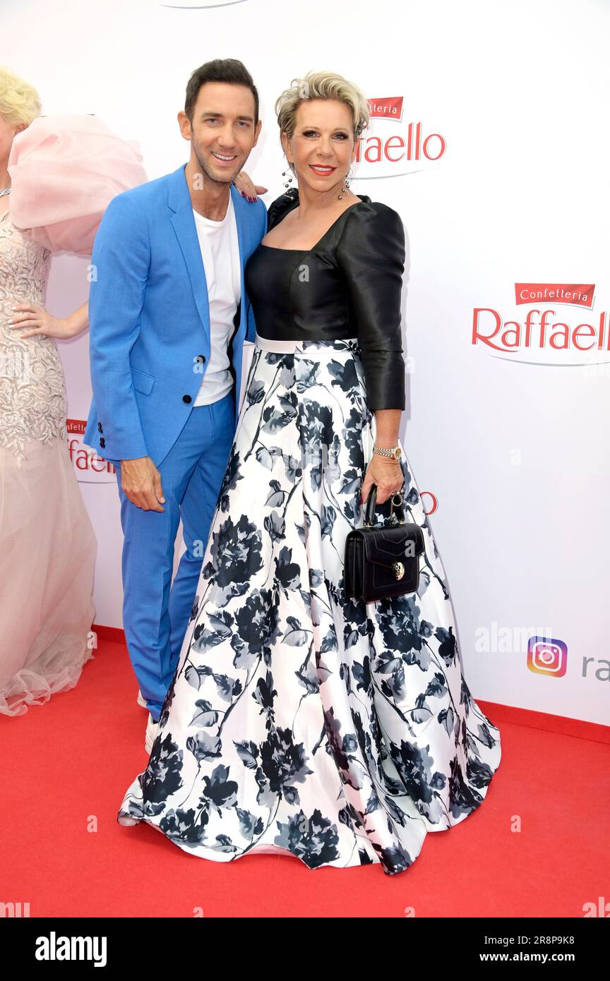Marcel Remus mit Mutter Silke Remus beim Raffaello Summer Day 2023 in ...