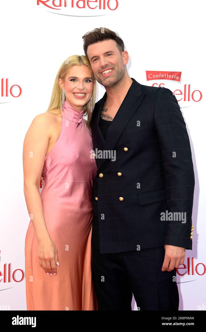 Jay Khan mit Freundin Jessie Noe Scheuermann beim Raffaello Summer Day ...