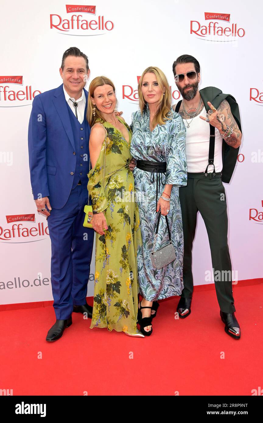 Sascha Vollmer mit Ehefrau Jennifer Vollmer und Alec Völkel mit Ehefrau ...