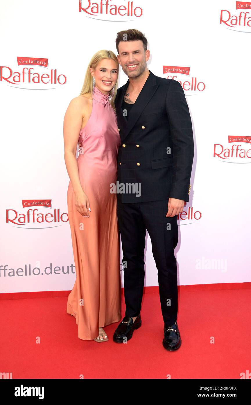 Jay Khan mit Freundin Jessie Noe Scheuermann beim Raffaello Summer Day ...