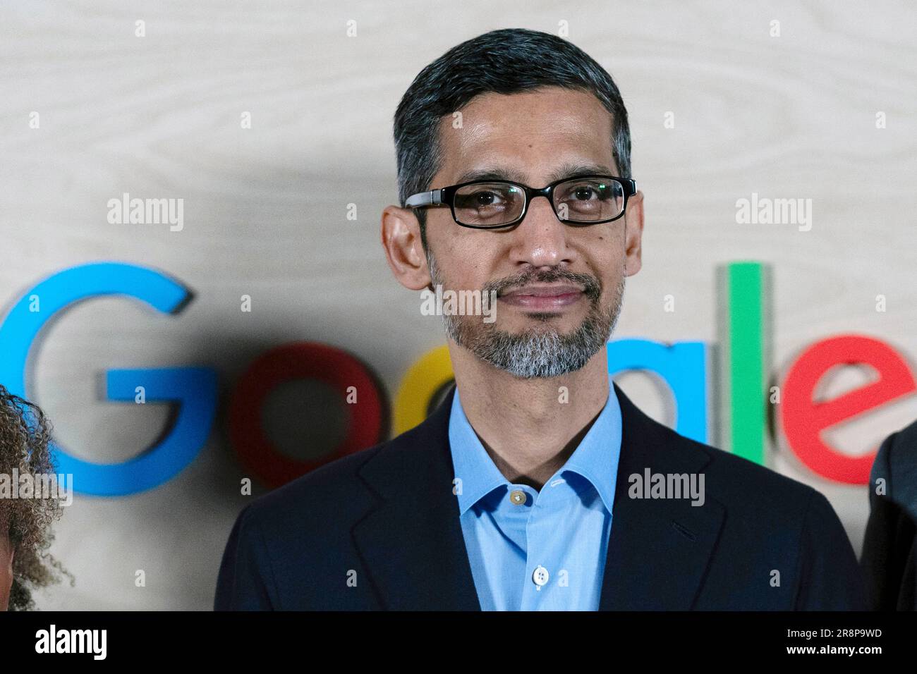 Google CEO Sundar Pichai poses for a photo with college students after ...