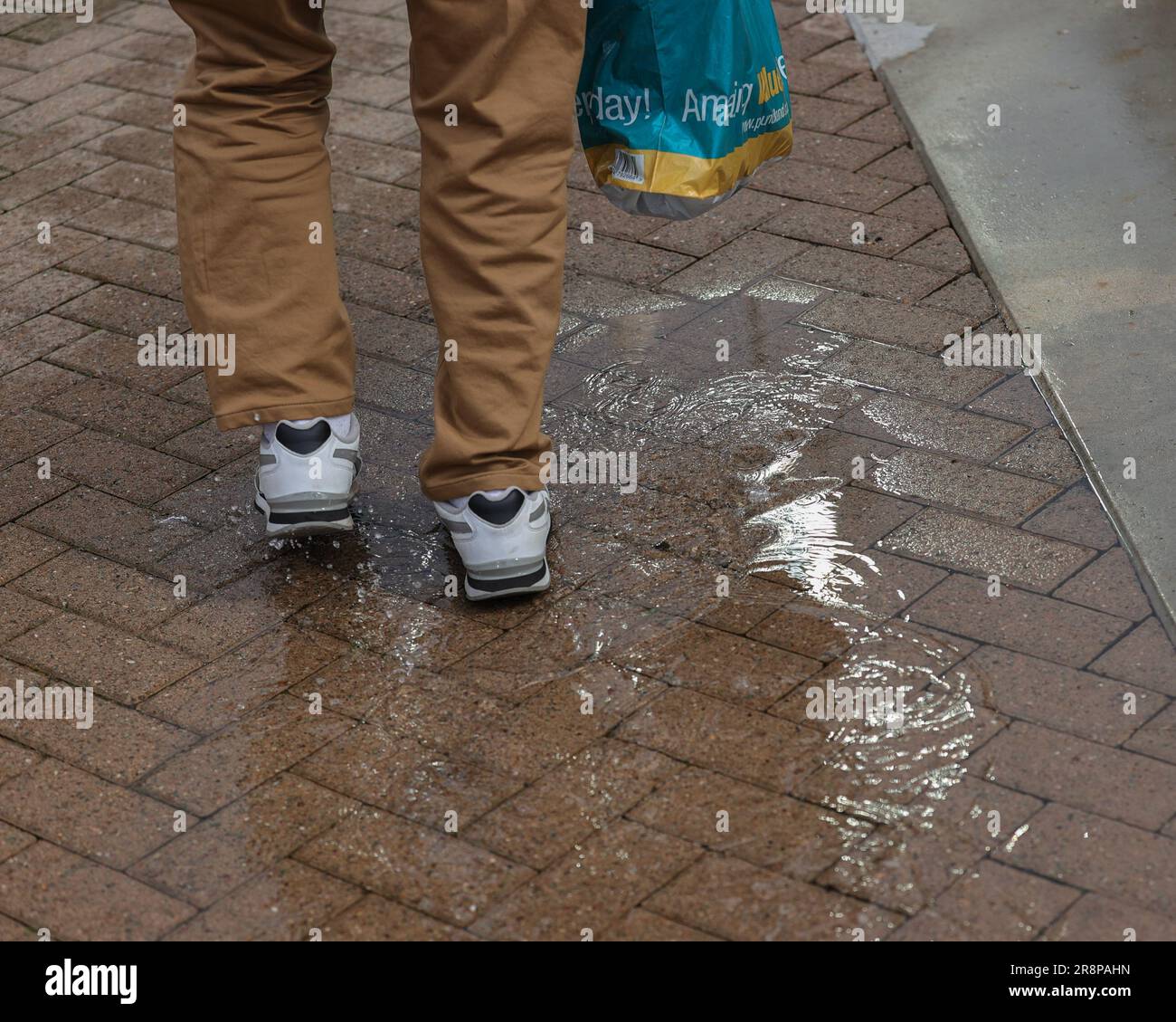 Puddle bank hi-res stock photography and images - Alamy
