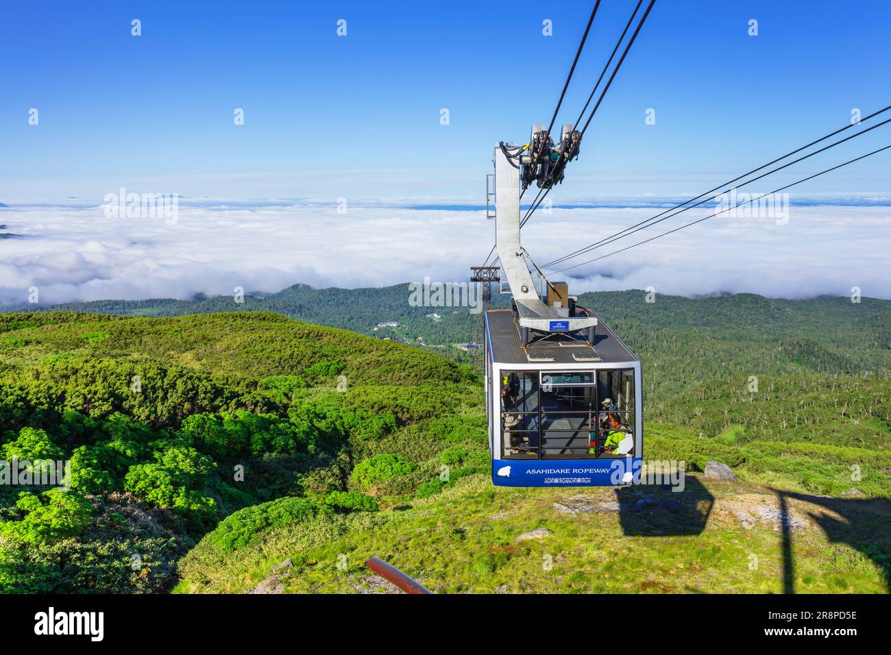 Taisetsu Zan Asahidake ropeway and sea of clouds Stock Photo - Alamy