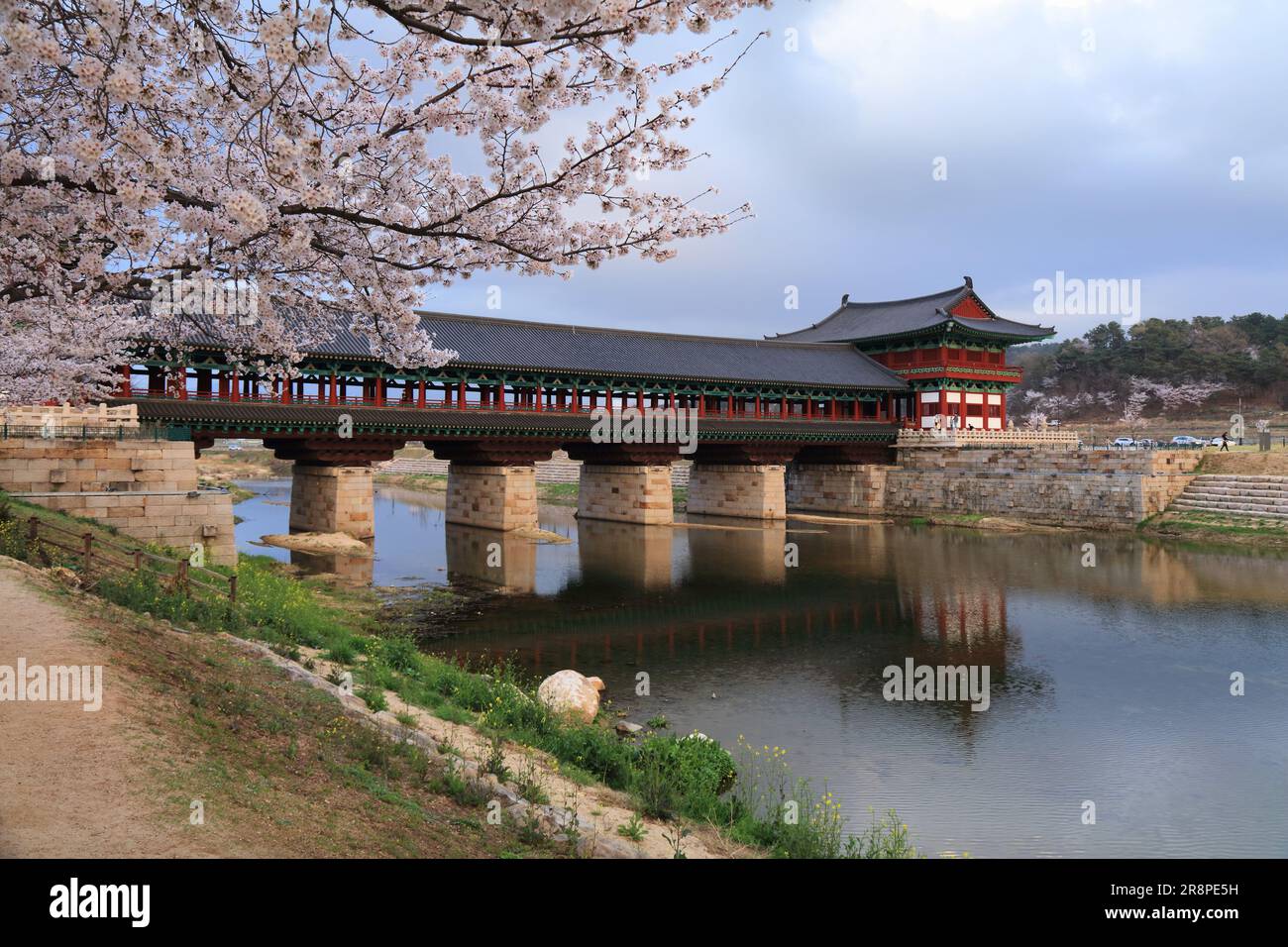 Woljeong Bridge (Woljeonggyo), covered bridge next to Gyochon ...