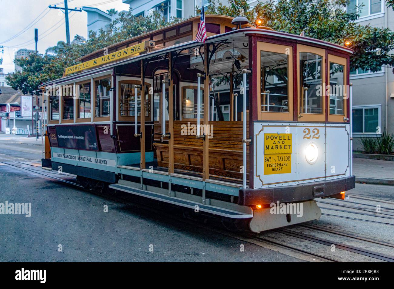 The traditional cable car of the Californian city of San Francisco ...