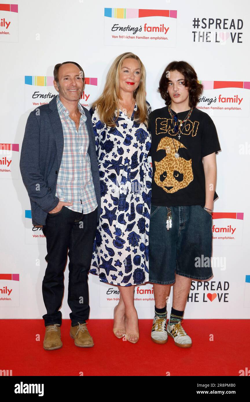 Elisabeth Röhm mit Ehemann Peter Glatzer und Sohn Easton August Anthony ...