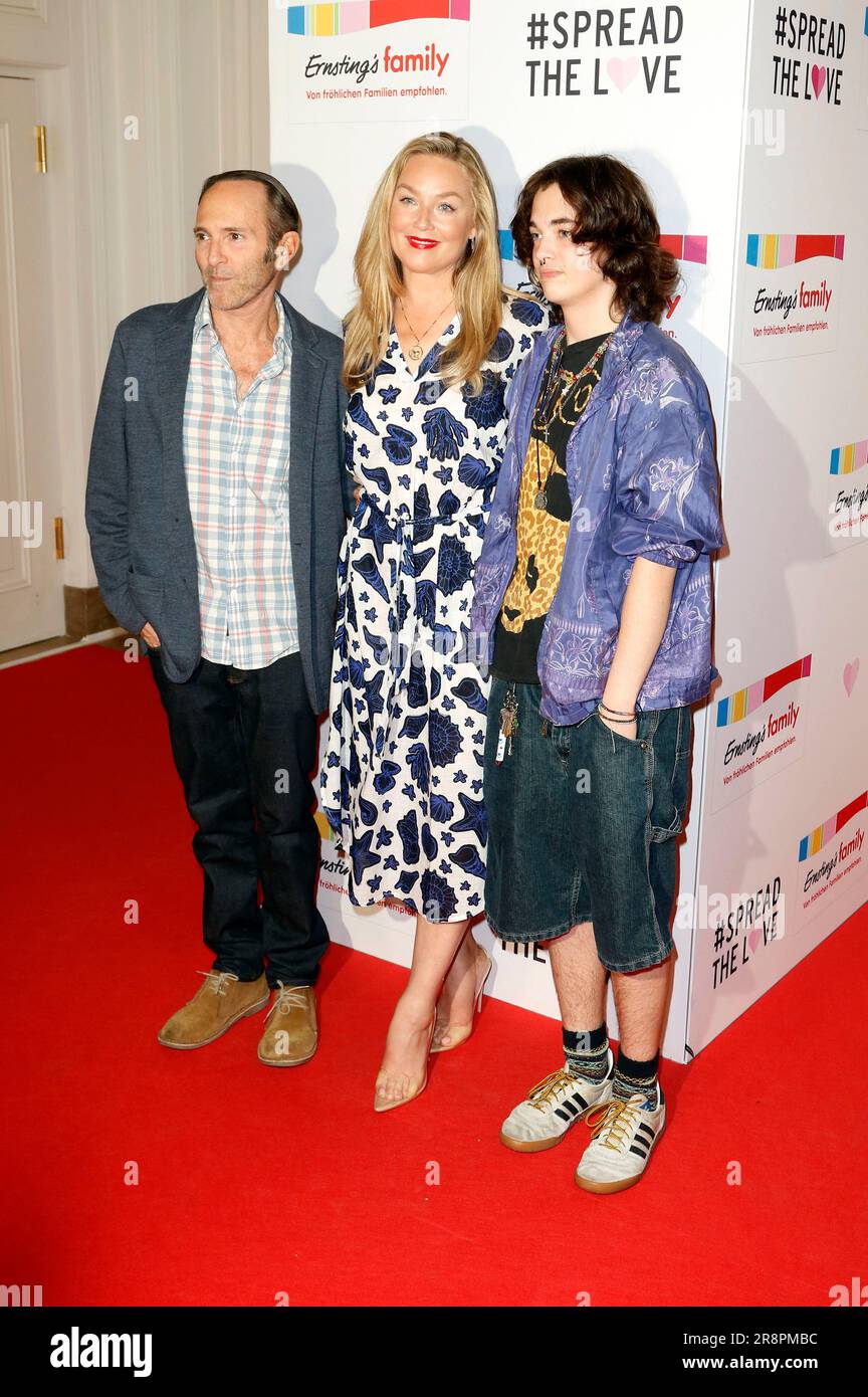 Elisabeth Röhm mit Ehemann Peter Glatzer und Sohn Easton August Anthony ...