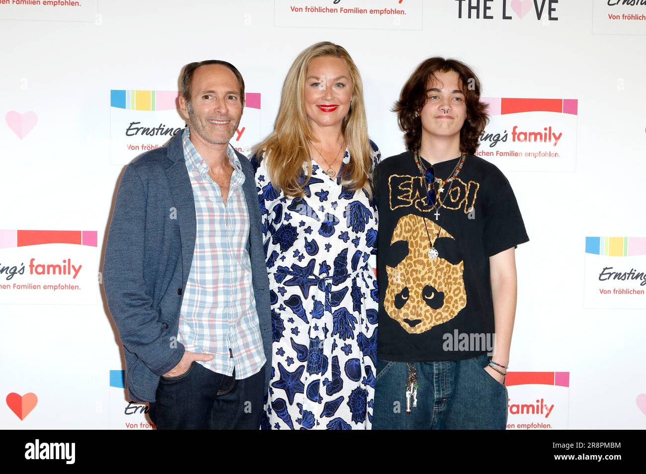 Elisabeth Röhm mit Ehemann Peter Glatzer und Sohn Easton August Anthony ...