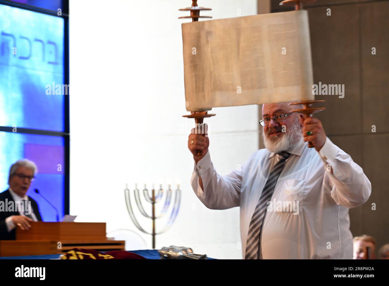 Holds the torah scroll hi-res stock photography and images - Alamy
