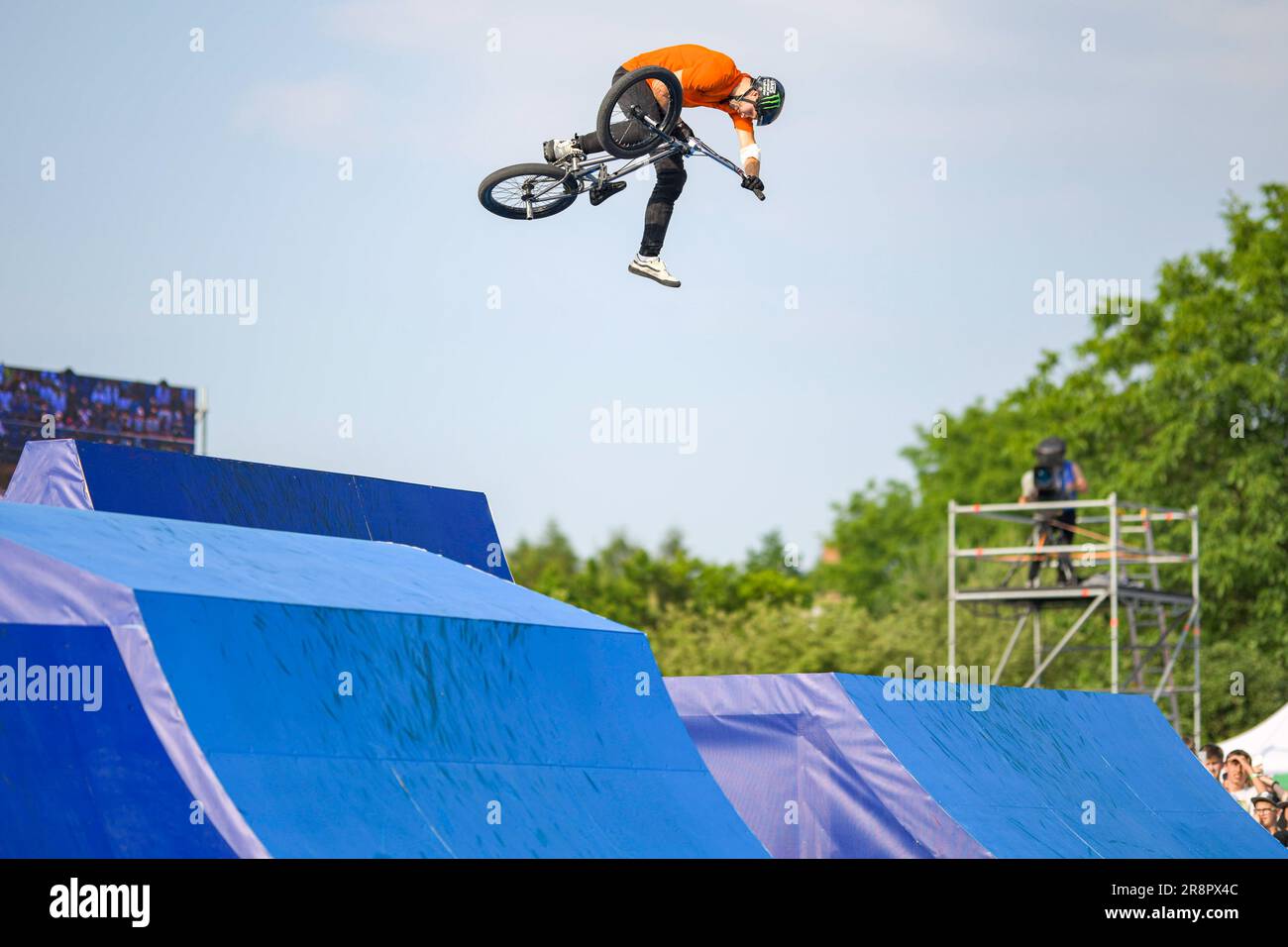 Cycling bmx freestyle mens park final hi-res stock photography and ...