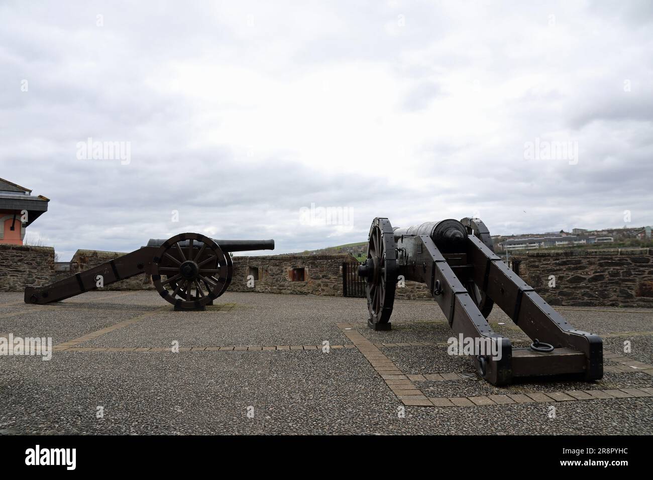 Cannons on the old city walls of Derry in Northern Ireland Stock Photo ...