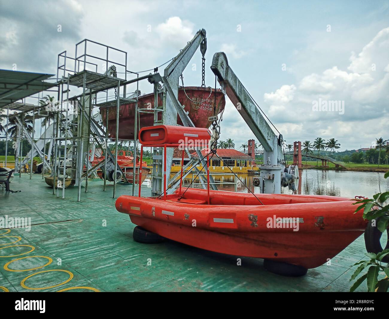 Strange ship shaped building hi-res stock photography and images - Alamy