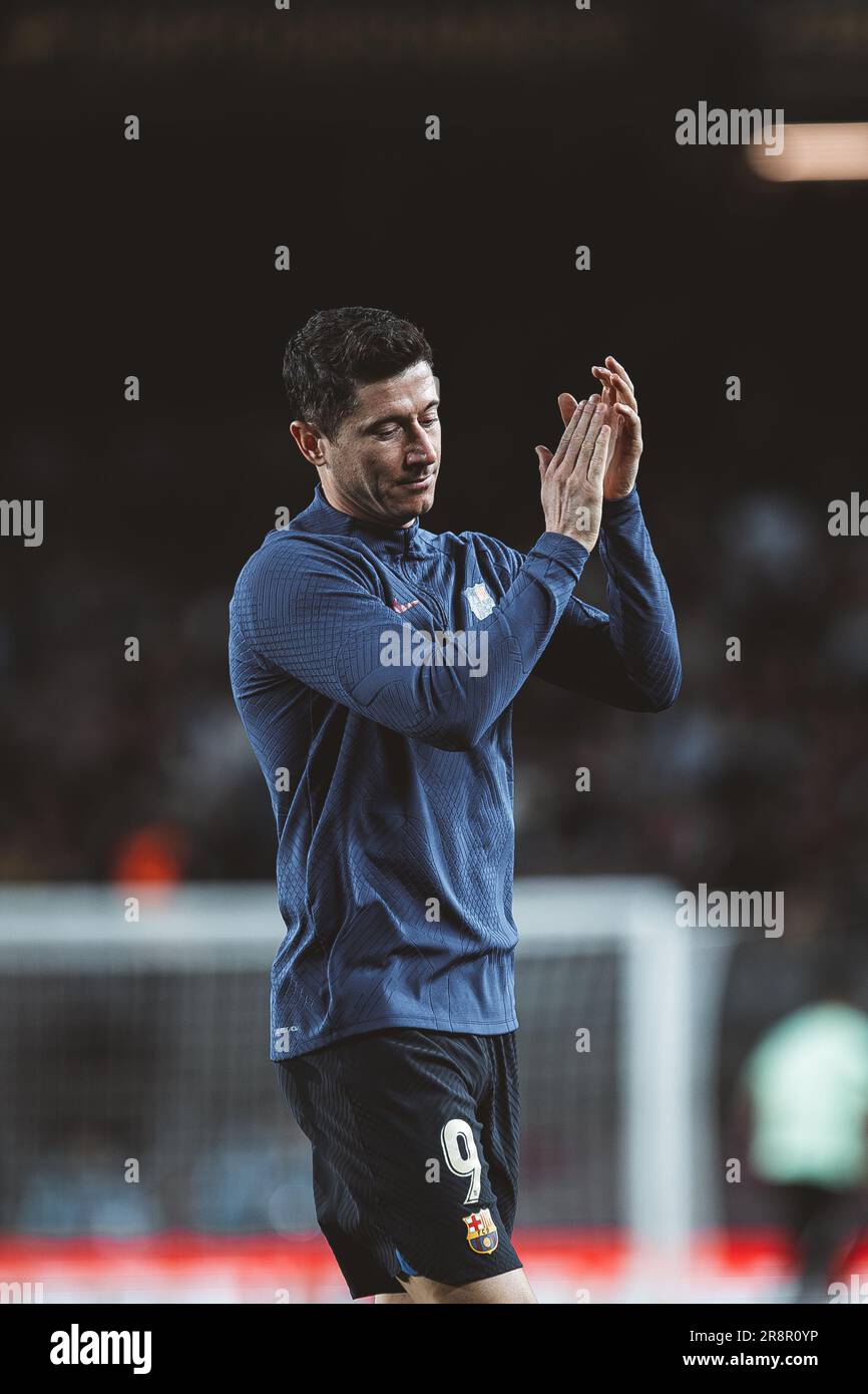 BARCELONA - APR 10: Lewandowski salutes the fans during the LaLiga ...
