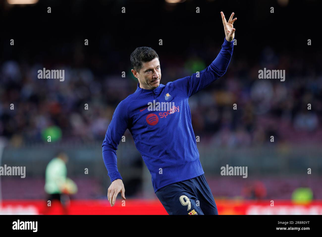 BARCELONA - APR 10: Lewandowski salutes the fans during the LaLiga ...